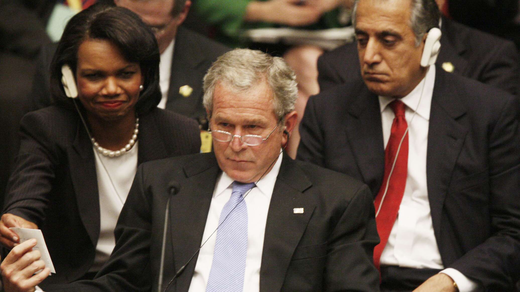 Олими амрикоӣ Ҷорҷ Бушро дар қатли миллионҳо ироқиҳо муттаҳм кард ва ...